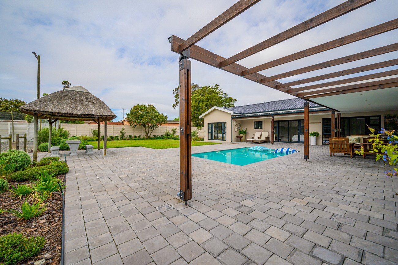 4 Bedroom Home, Sunridge Park, Port-Elizabeth. | Louw Lochner Properties